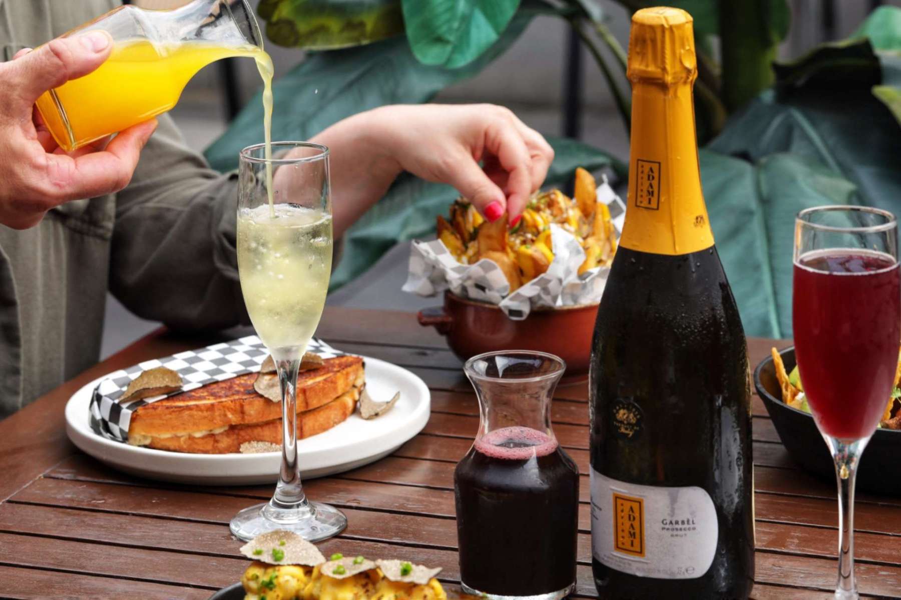 Where to Sip the Best Prosecco in Chicago - Eye On Channel